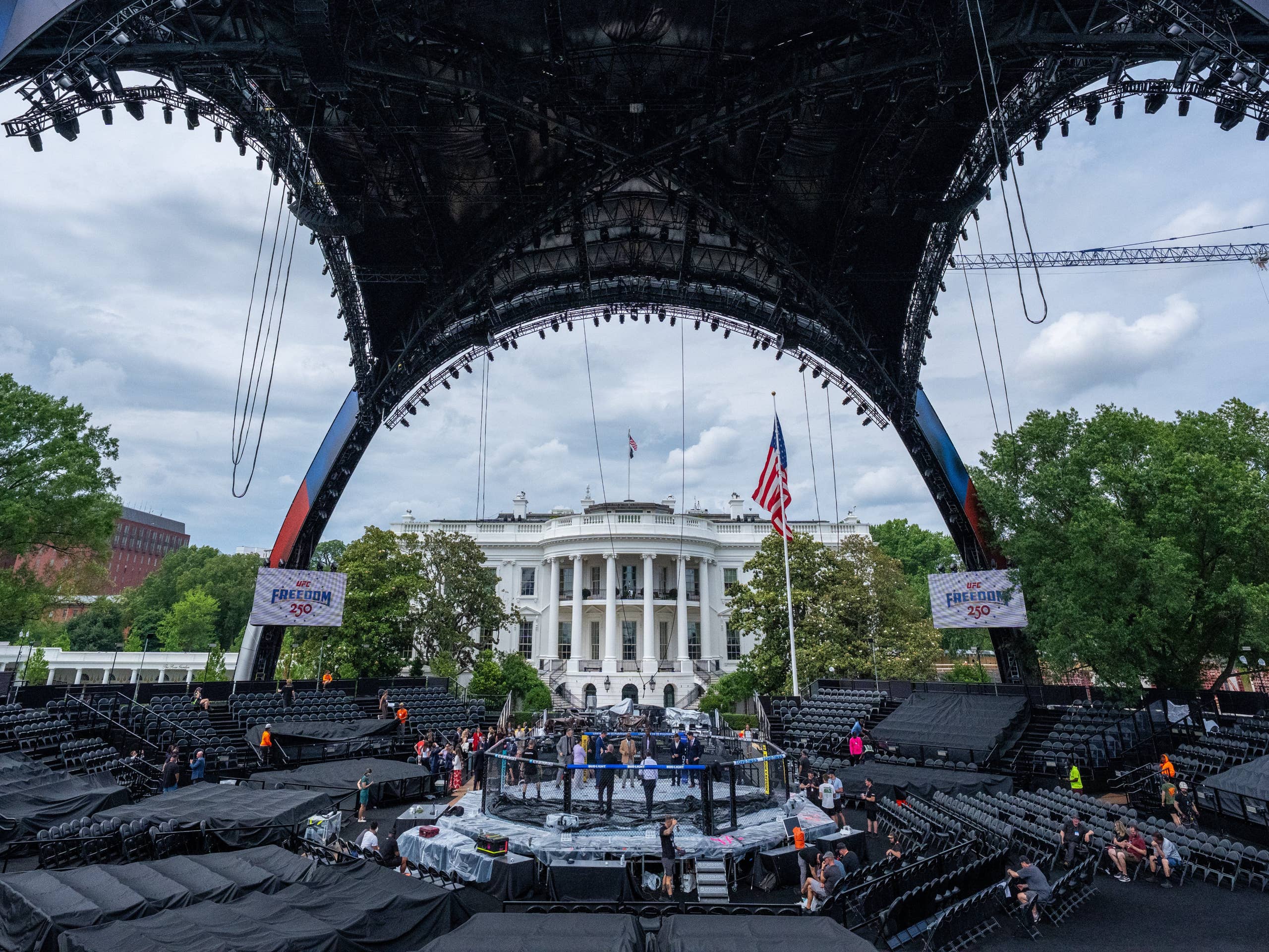 White House UFC Event Lighting Nearly Blinded Flight Crew on Approach ...