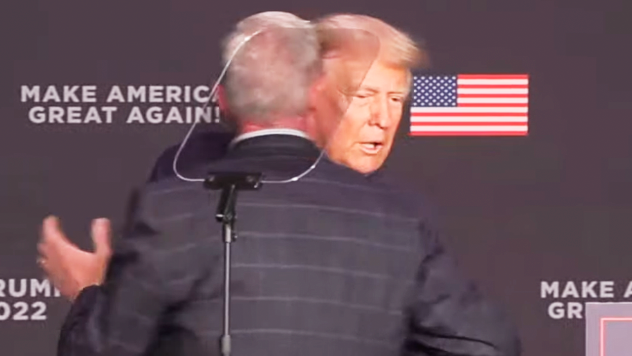 Confused Trump Forgets Where He Is During Speech, Local Handler Steps ...