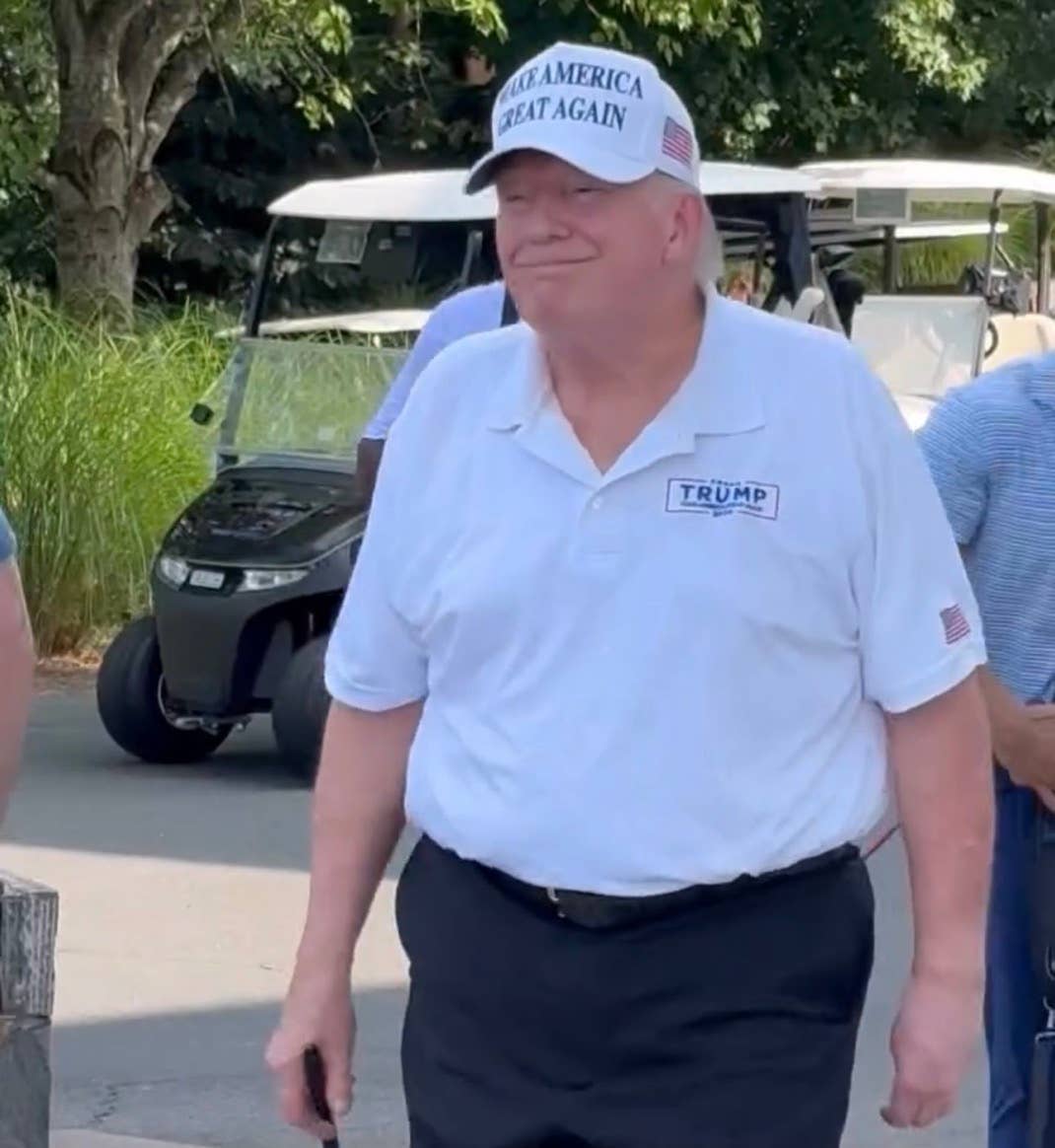 Trump Gets Middle Finger Salute En Route to Golf Outing - MeidasTouch News