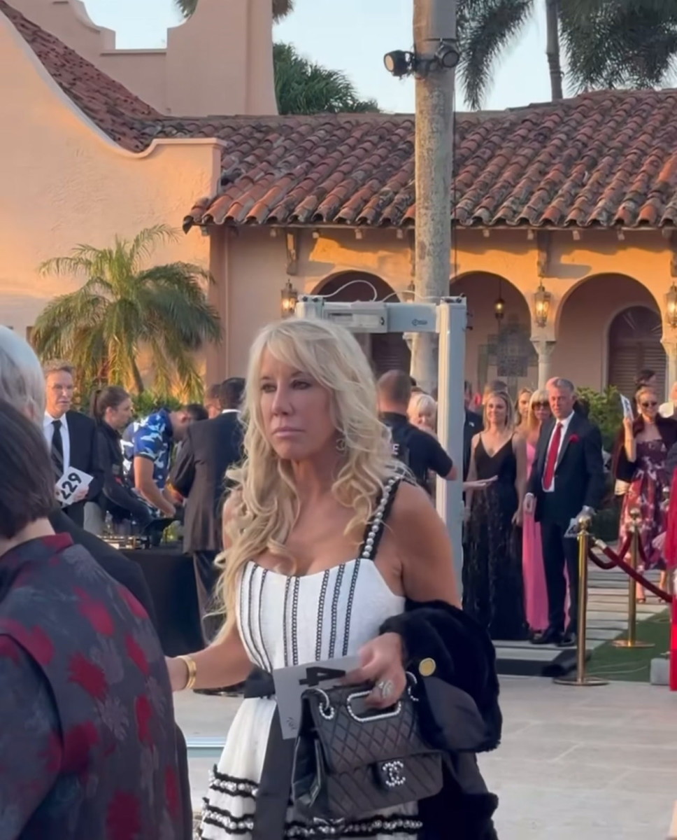 Video of Metal Detectors Being Used to Disarm Trump's Mar-a-Lago Guests ...