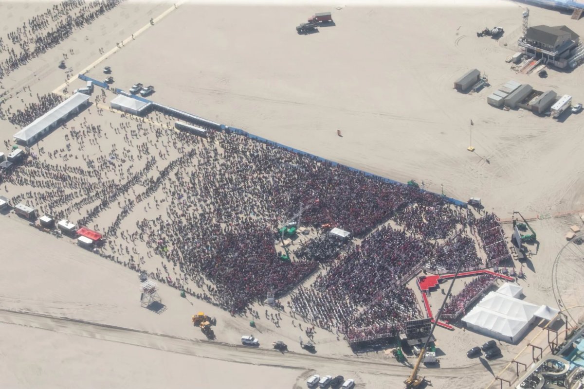 Trump Boasts He "Shows Up" Taylor Swift and Bruce Springsteen in New ...