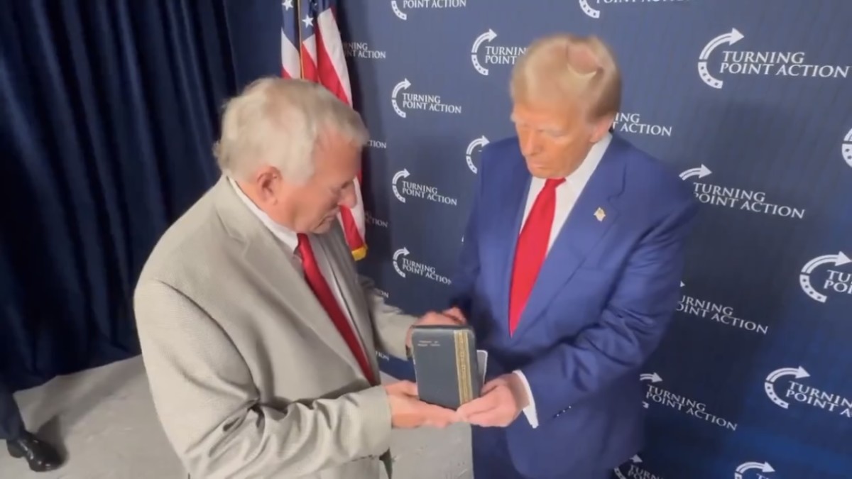 Trump Accepts 2nd Purple Heart Award for Assassination Attempt ...