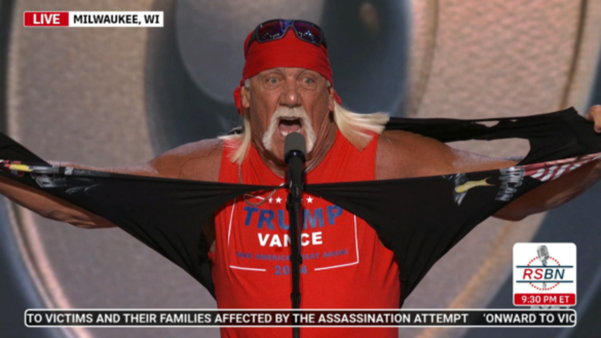Hulk Hogan’s Trump Endorsement Backfires as He Gets Booed at WWE RAW in ...